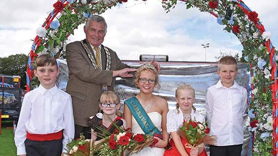 YFC lead the cheers at Knighton Carnival | brecon-radnor.co.uk