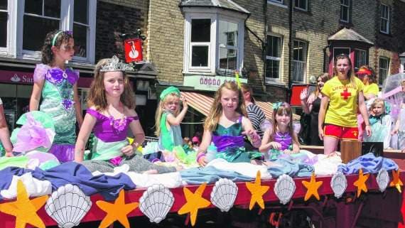 Sun shines on Llandrindod carnival | brecon-radnor.co.uk
