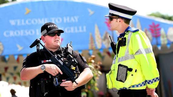 Armed police swoop on Brecon town centre street | brecon-radnor.co.uk