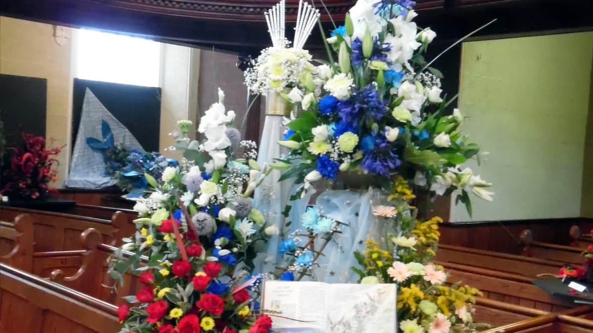 Chapel says it with flowers once again | brecon-radnor.co.uk