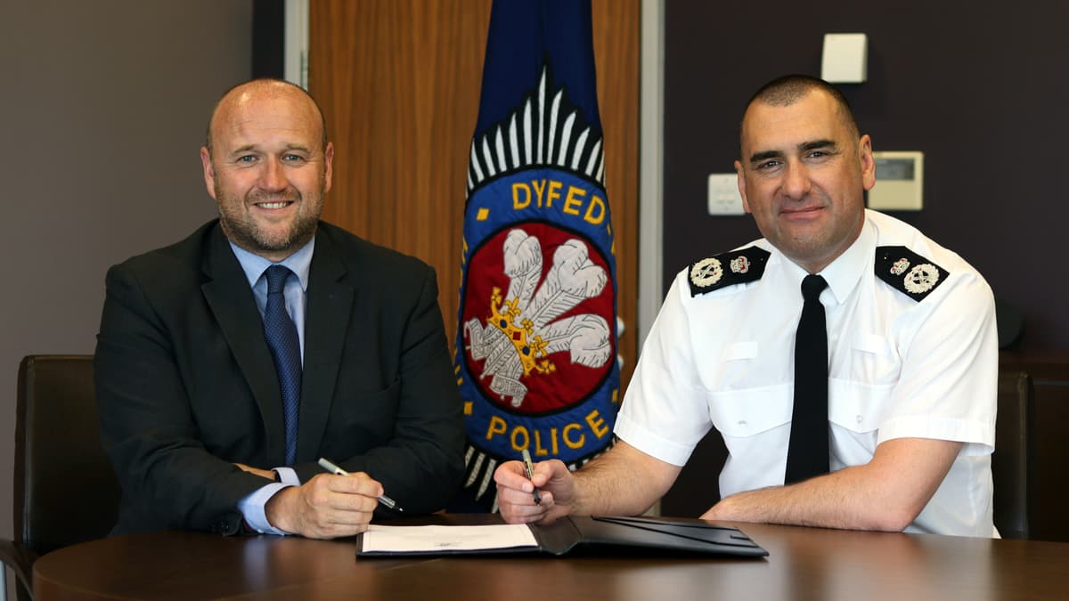 Dyfed-Powys Police given award by Ministry of Defence | brecon-radnor.co.uk