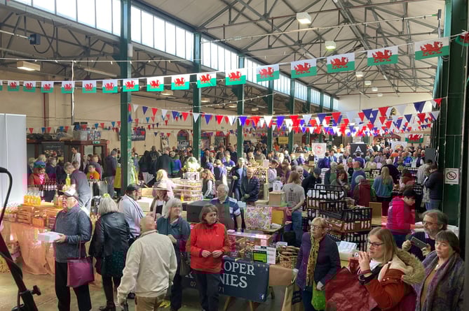 Thousands come to town for Brecon Beacons Food Festival | brecon-radnor ...