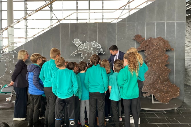 Dolau pupils visit Senedd | brecon-radnor.co.uk