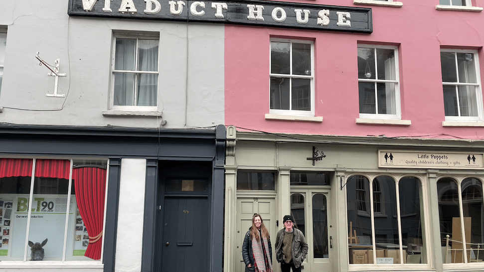 VIDEO: Lettering restored at historic Brecon building | brecon-radnor.co.uk
