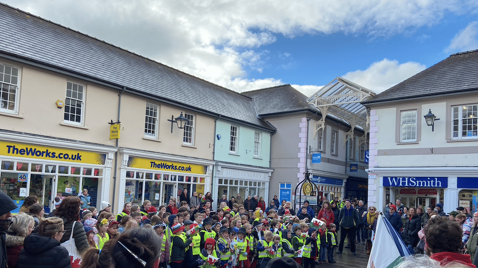 VIDEO: School pupils celebrate St. David's Day in Brecon Town centre ...