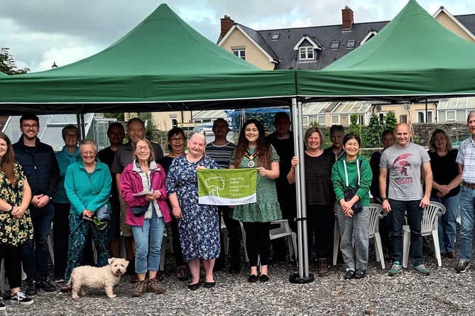 Mayor presents Green Flag Award to Watton Allotments Society | brecon ...