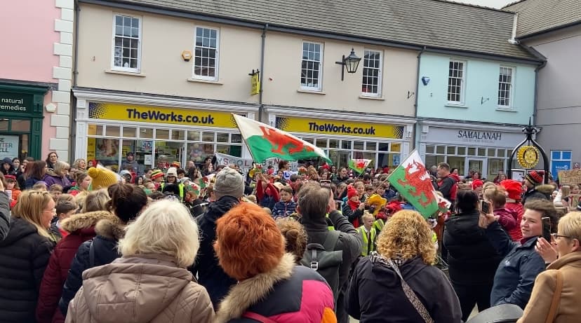 VIDEO: Brecon schoolchildren perform Yma o Hyd on St David's Day ...
