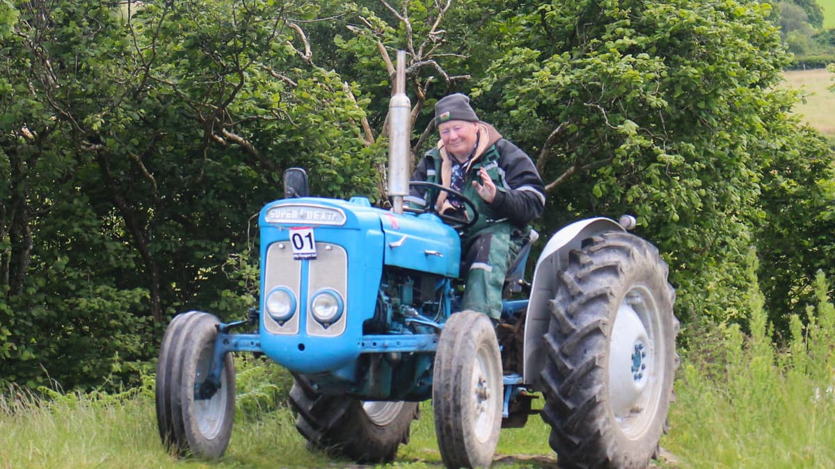 Sunshine and showers at eighth Nantmel Tractor Run | brecon-radnor.co.uk