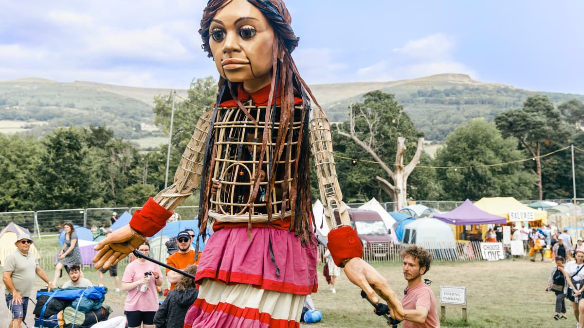 12-foot refugee puppet 'Little Amal' brings message of hope to Green ...