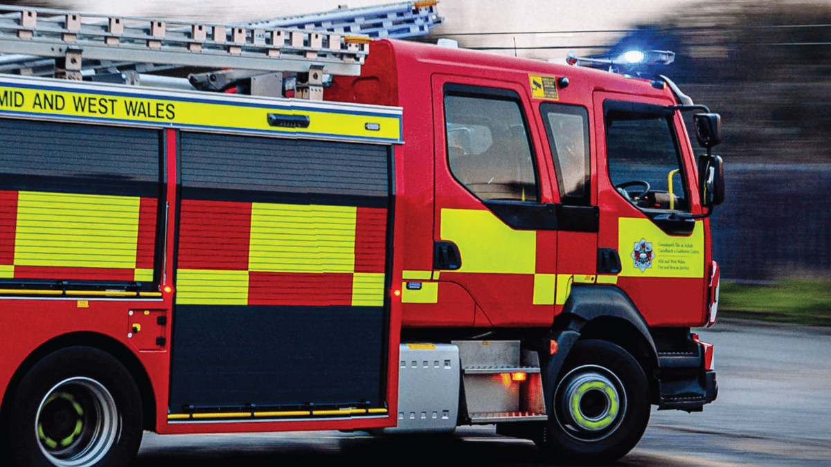 Fire crews working to tackle large barn fire in New Radnor | brecon ...