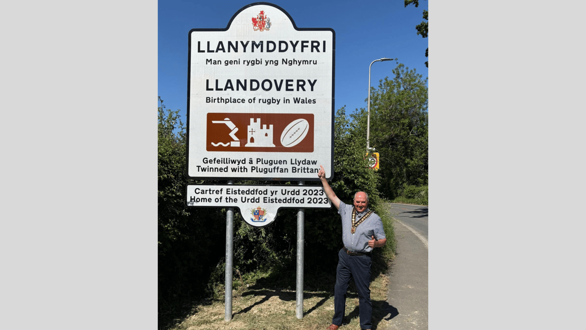 Llandovery honoured as Wales’ rugby birthplace with new signpost ...