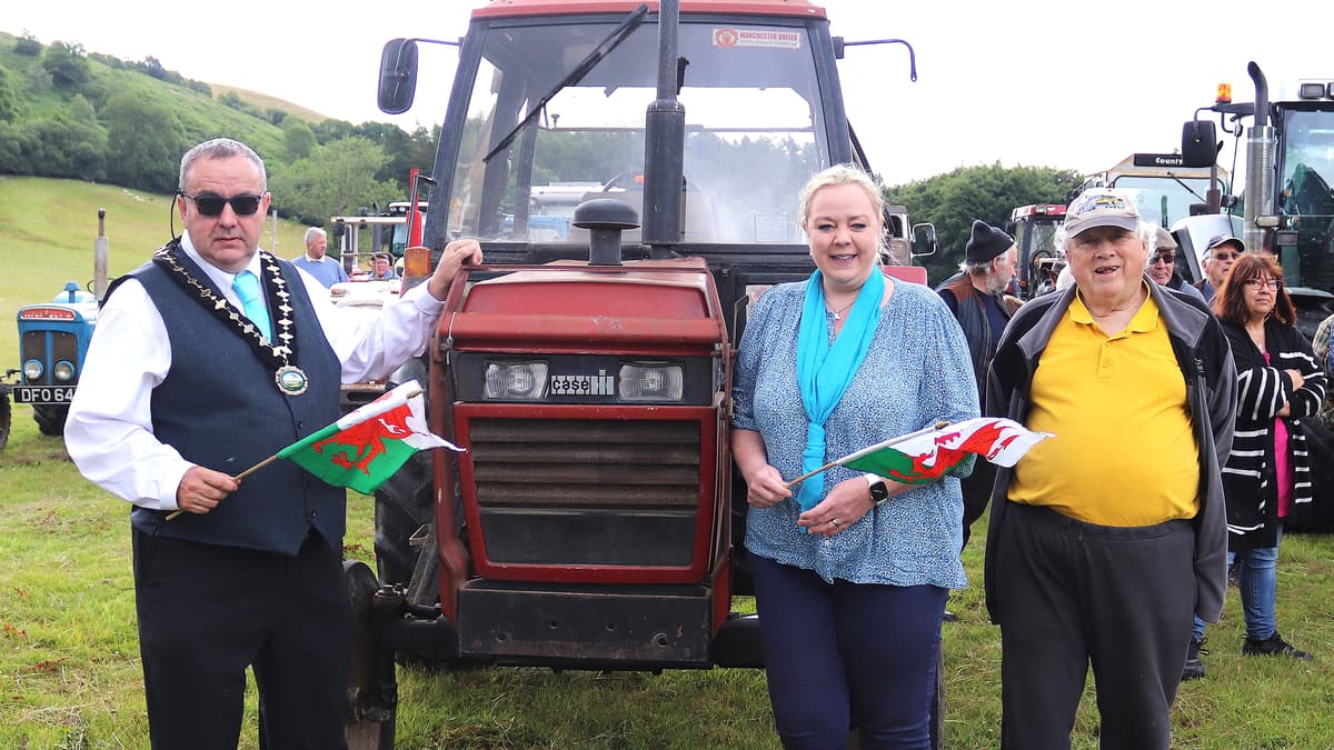 Nantmel Tractor run pays tribute and raises funds for charity | brecon-radnor.co.uk