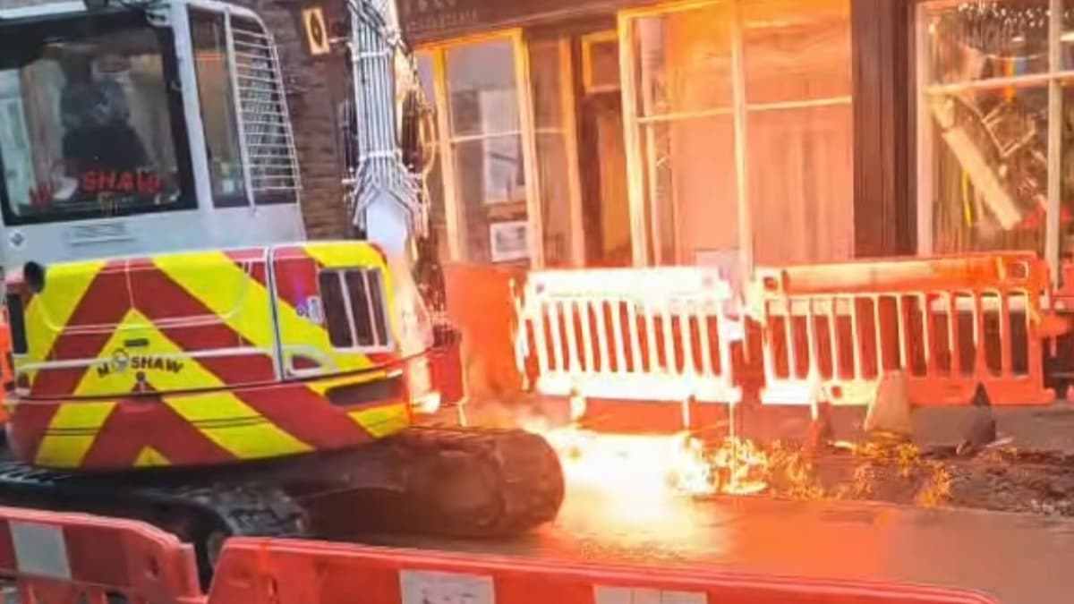 Workers strike electric cable causing massive sparks on Builth High ...