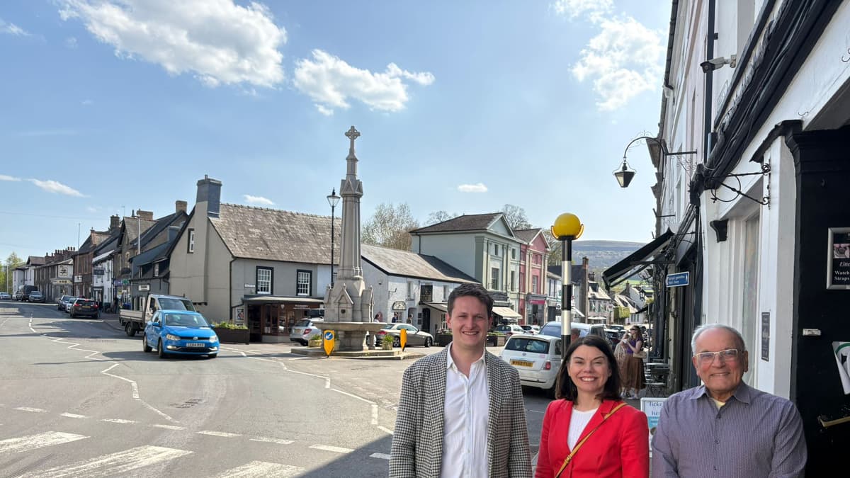 Lib Dem business spokesperson visits Crickhowell high street | brecon ...